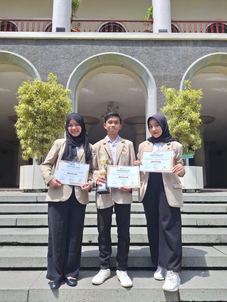 Tim yang Diketuai Mahasiswa Teknik Fisika Raih Juara 1 dan Poster Favorit pada Ajang Business ...