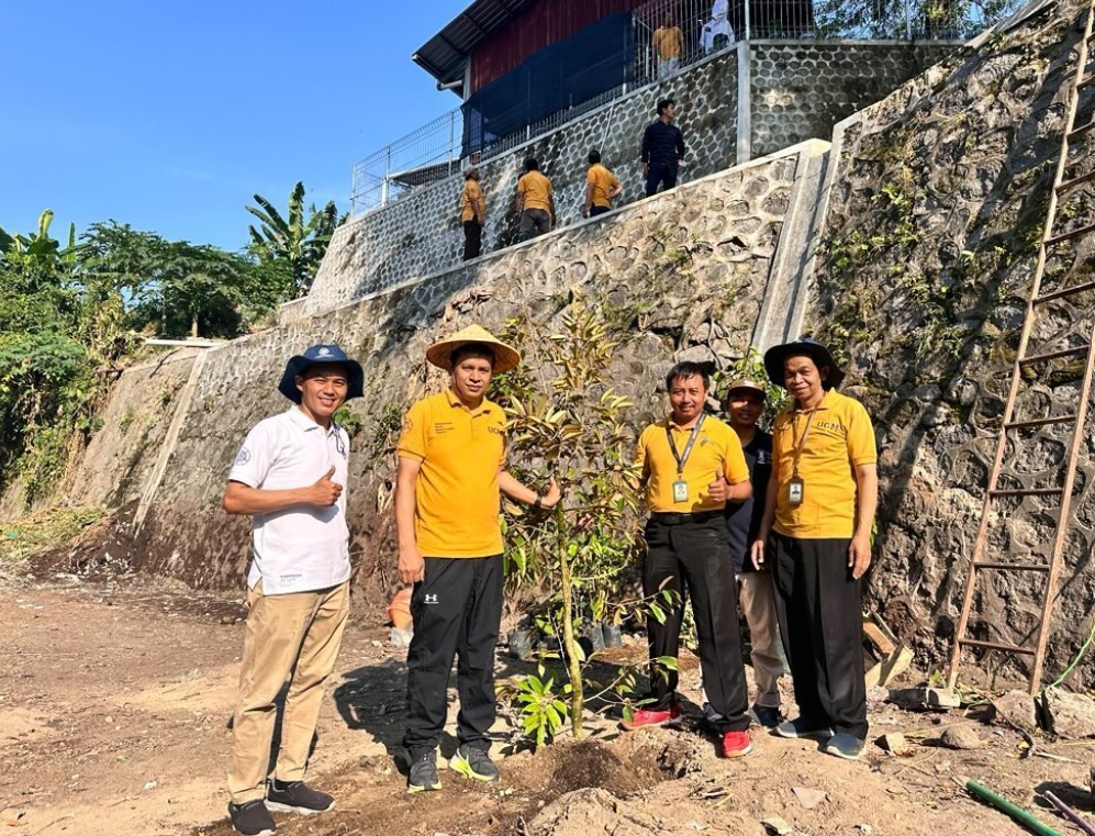 Tingkatkan Fungsi Lahan, FT UGM Ubah Lahan Tempat Sampah Menjadi Kebuh ...