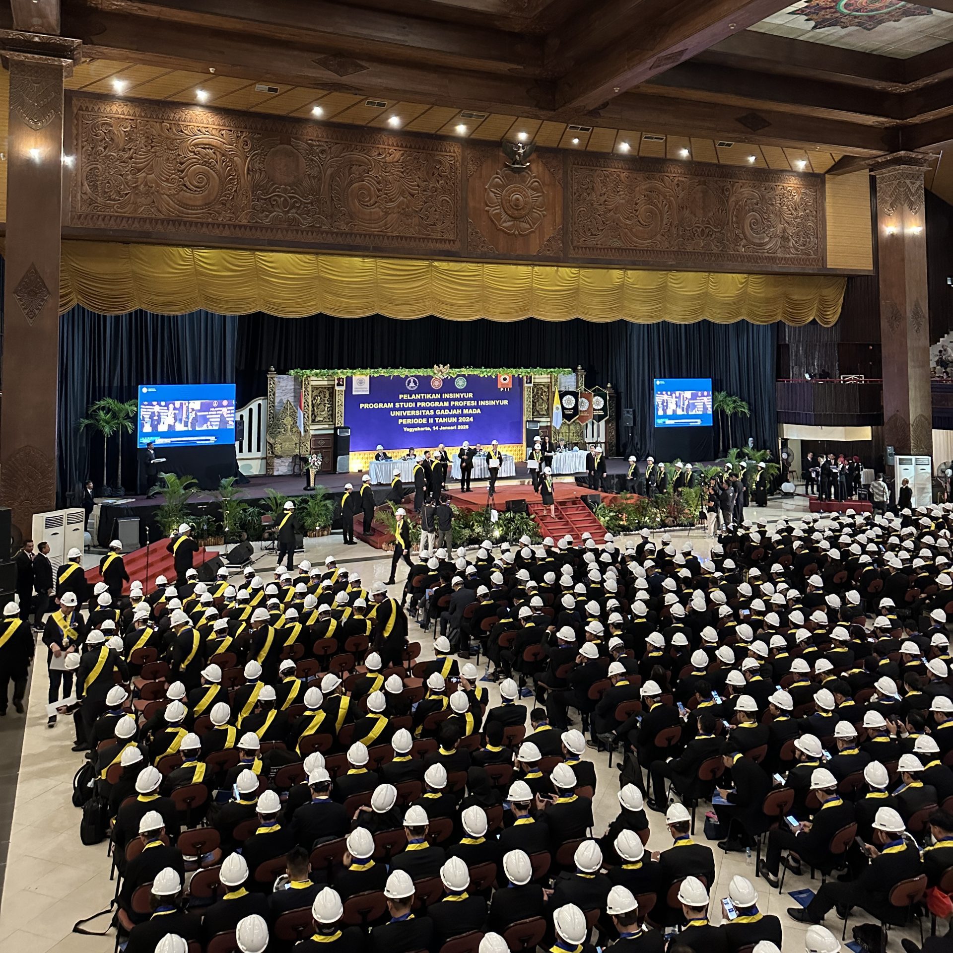 Haru Bahagia Insinyur Baru di Grha Sabha Pramana – Fakultas Teknik
