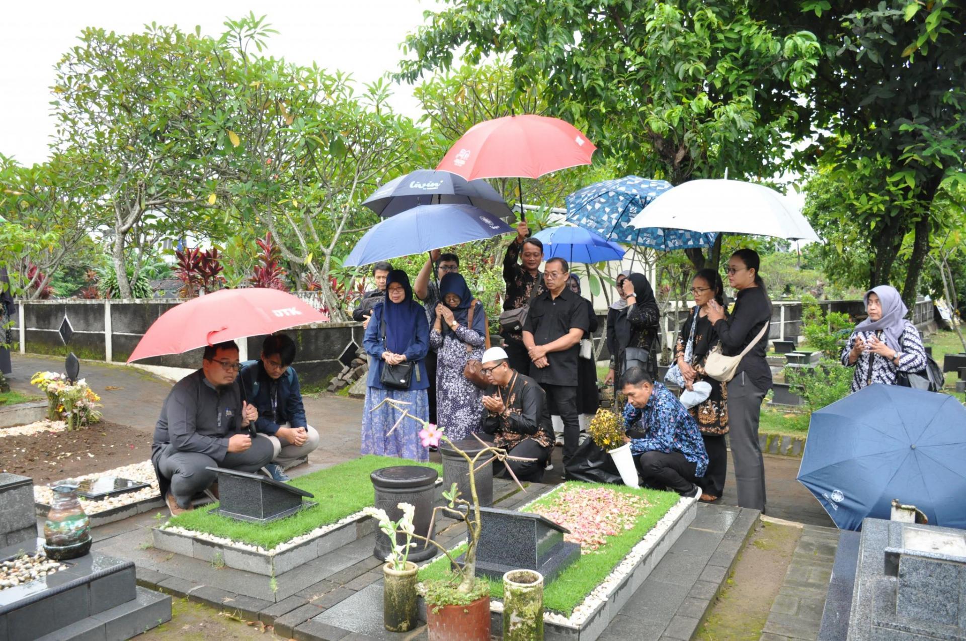 Ziarah Tahunan FT UGM, Wujud Penghormatan bagi Dosen dan Tendik ...